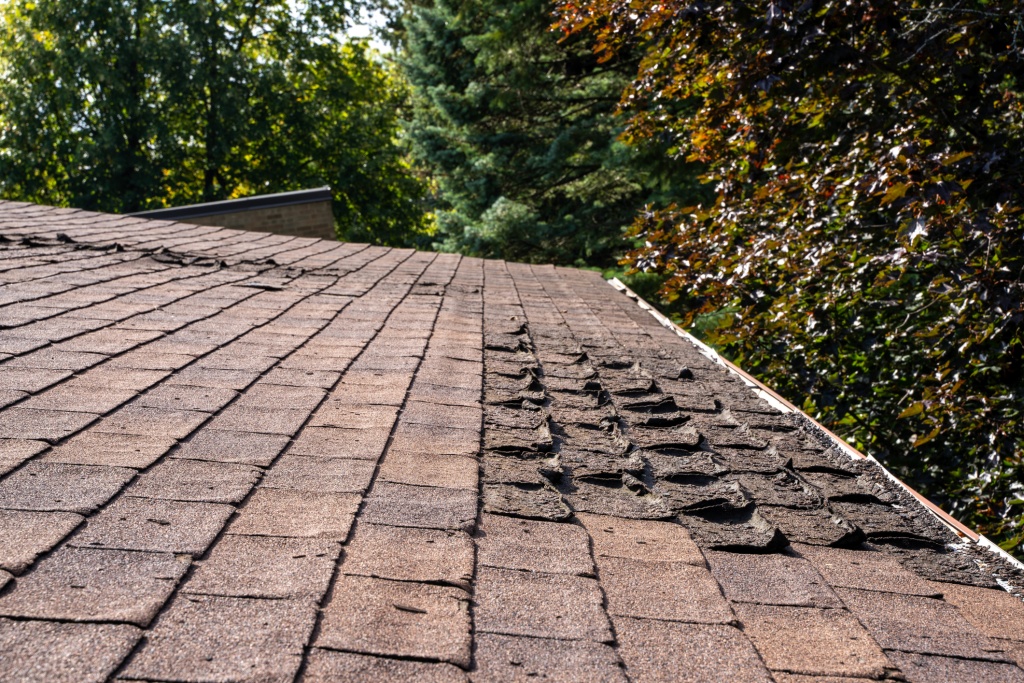5 Telltale Signs of Asphalt Shingle Aging